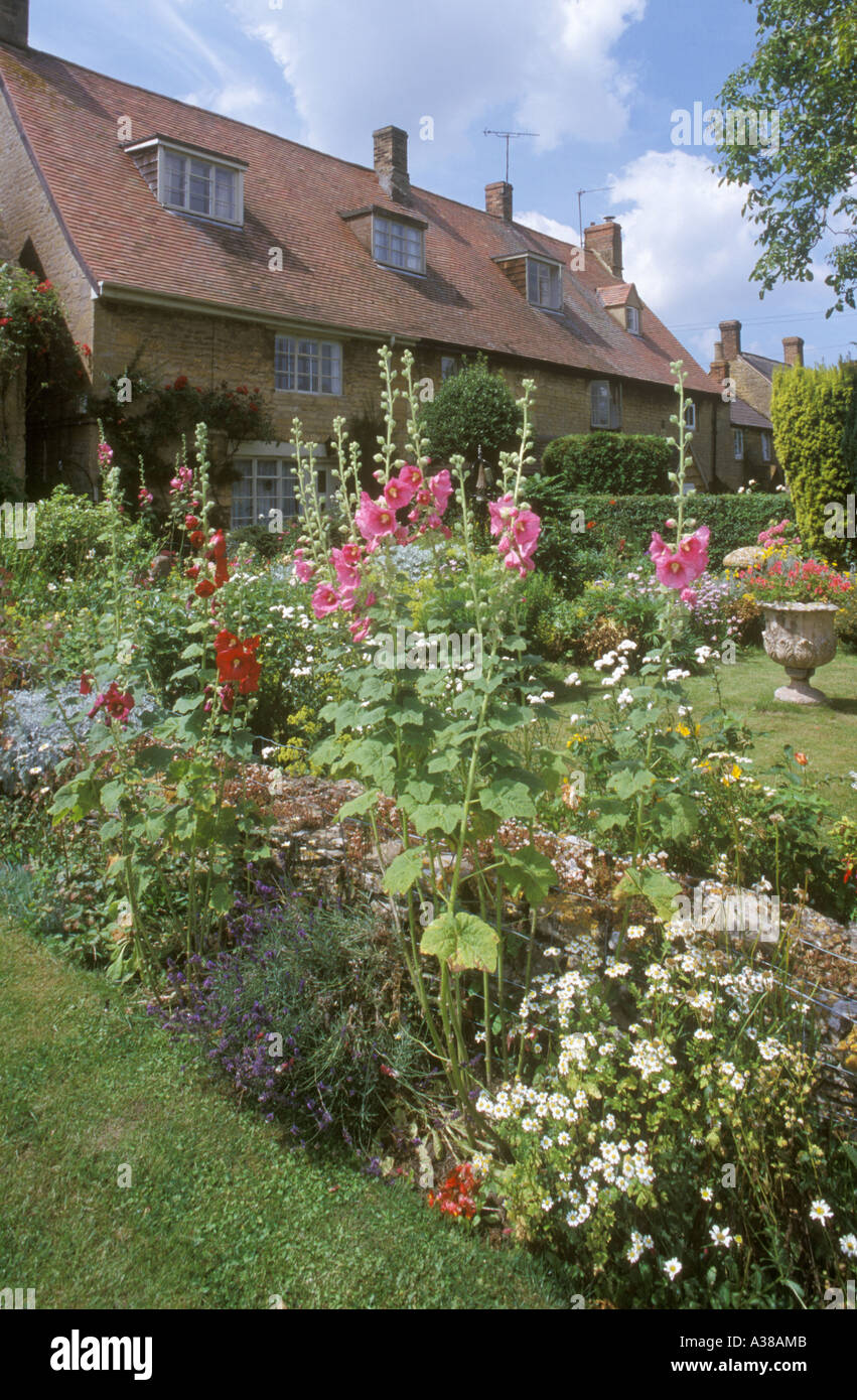 Cottage garden in the Cotswold village of Willersey, Gloucestershire ...