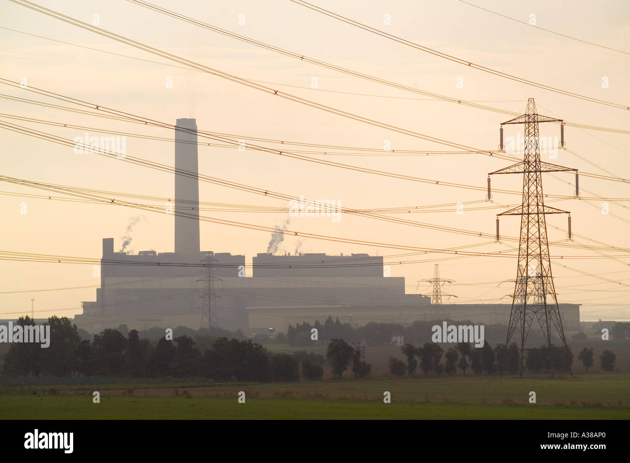 Kingsnorth power station hi-res stock photography and images - Alamy