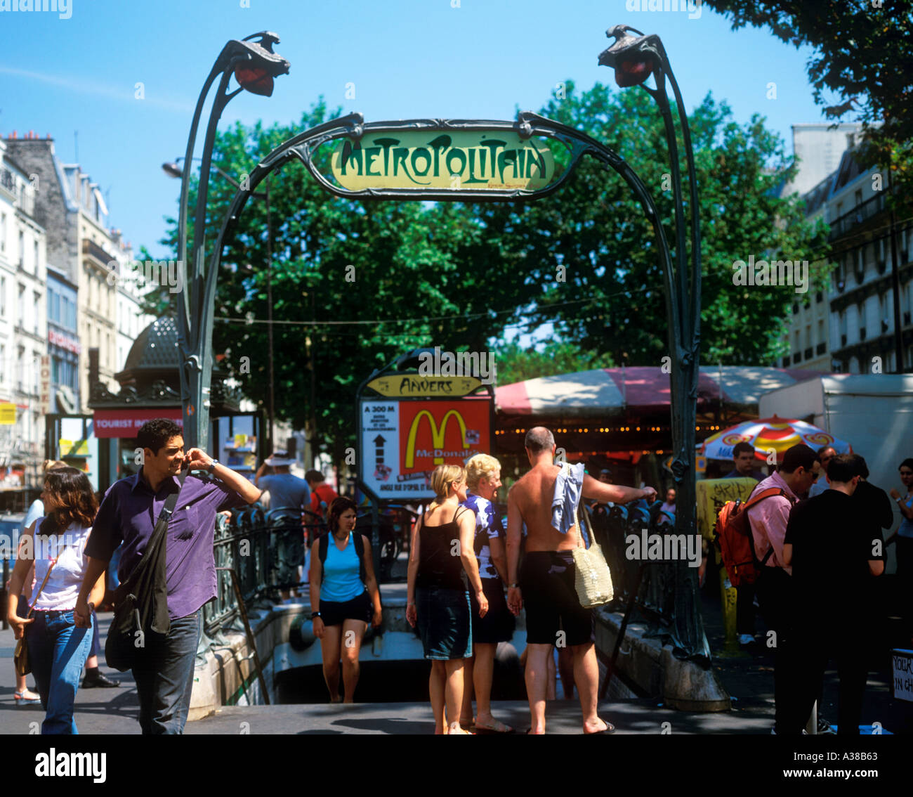 Anvers Metro Paris Stock Photo - Alamy