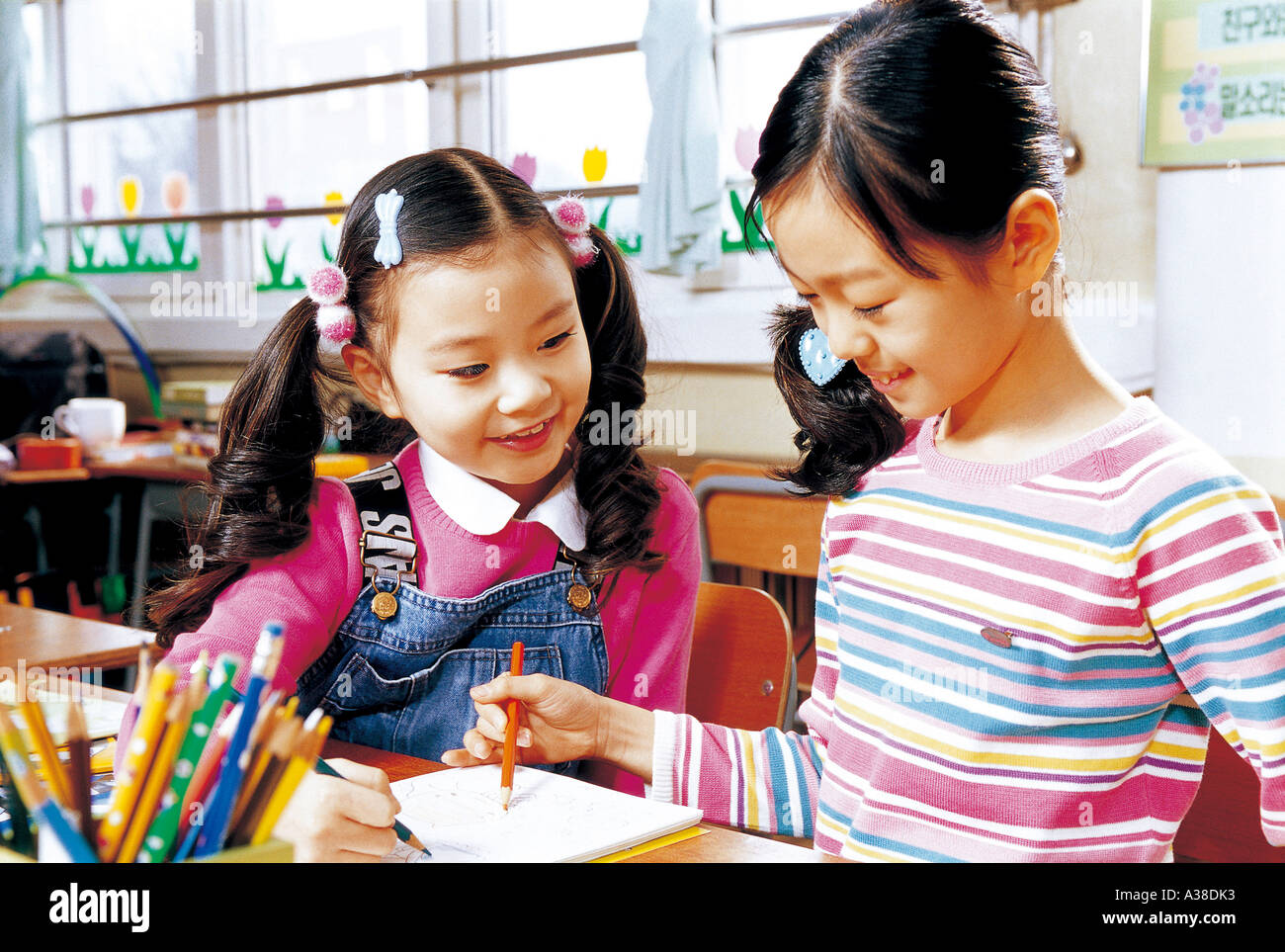 School children studying korea hi-res stock photography and images - Alamy