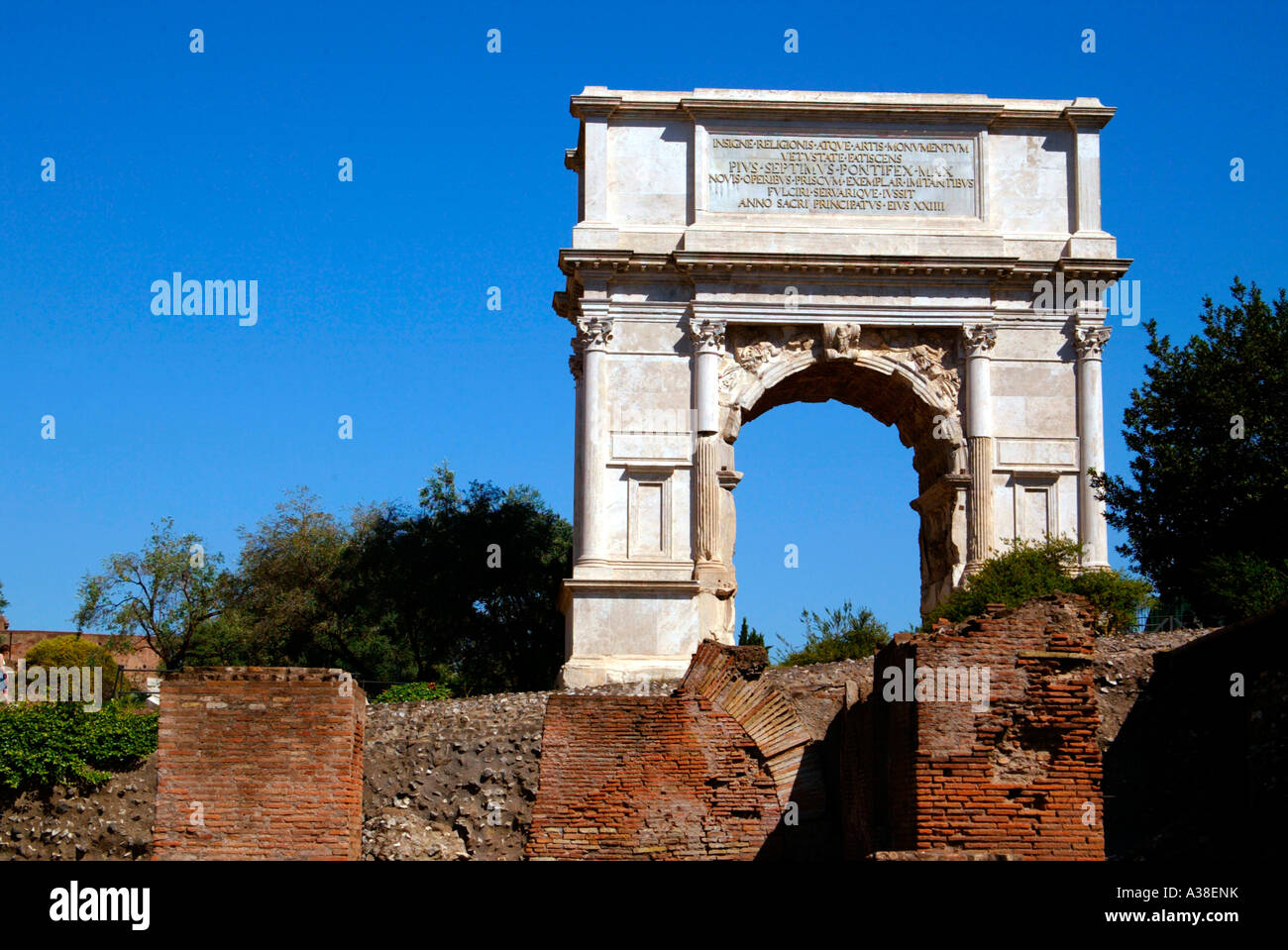 Rom Kolosseum, Roma Italy Titus Arch Stock Photo - Alamy