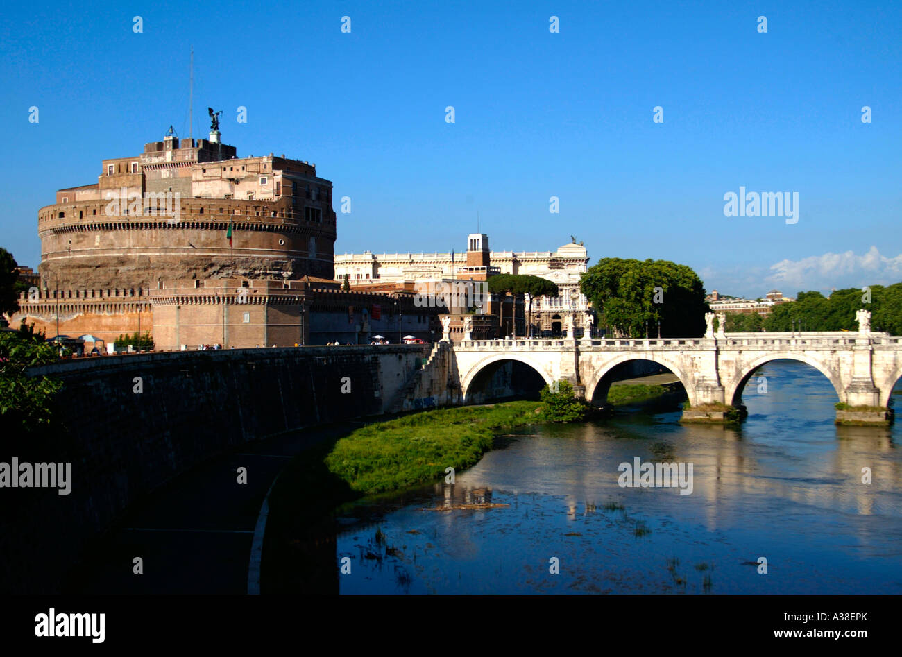Engelsburg in Rom, Castle Sant Angelo bridge Vittorio Emanuele Stock ...