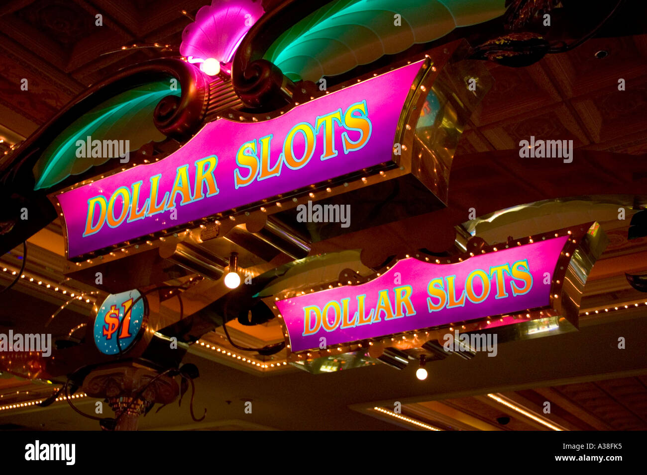 Slot machine neon sign hi-res stock photography and images - Alamy