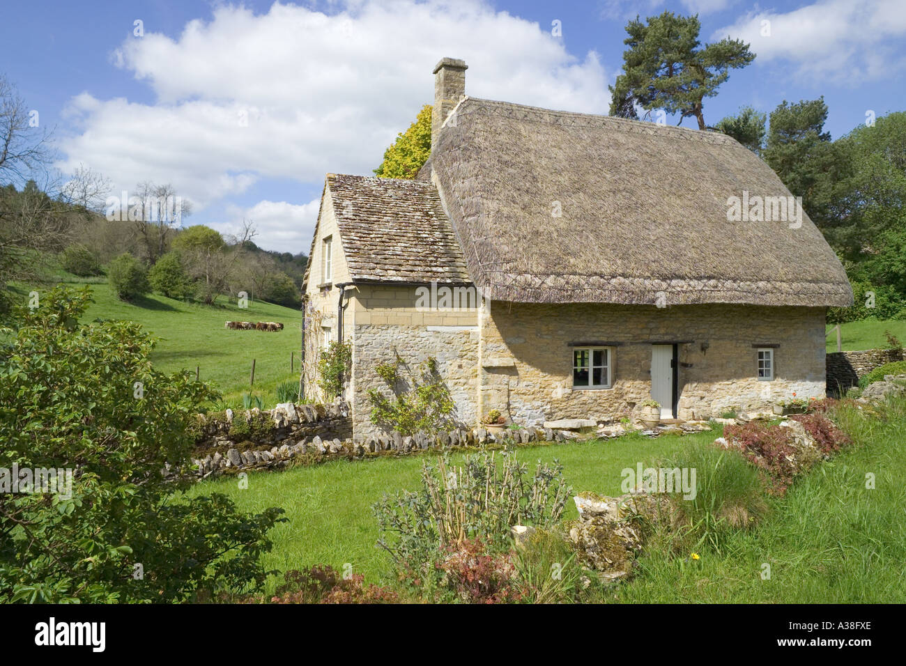 Thatched Cotswold stone cottage at Bagendon, Gloucestershire Stock ...