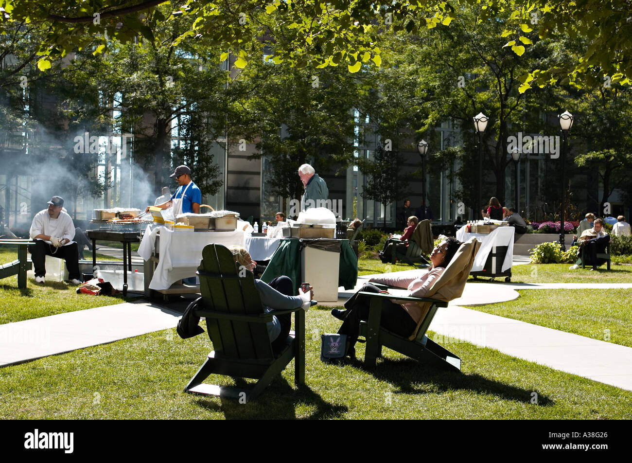 ILLINOIS Chicago People eating lunch outdoors 311 South Wacker Drive ...