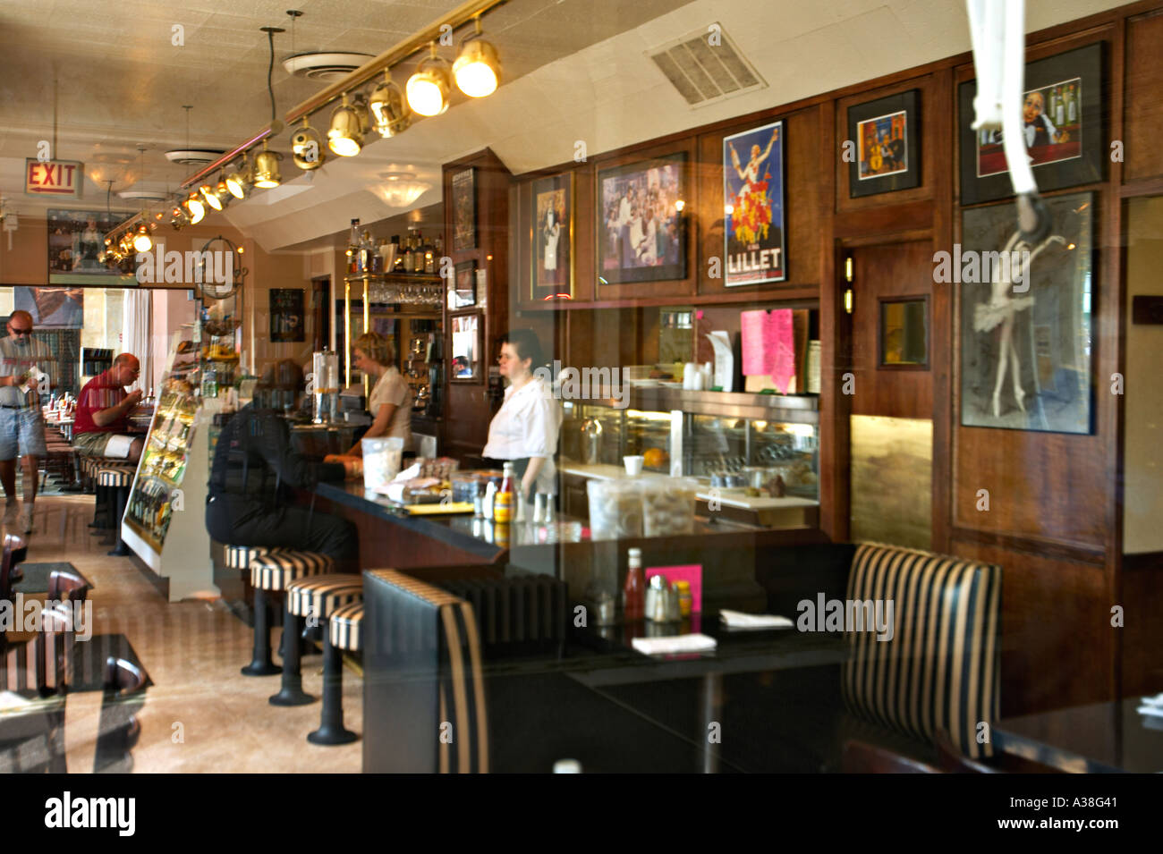 Illinois chicago artists snack shop hi-res stock photography and images ...