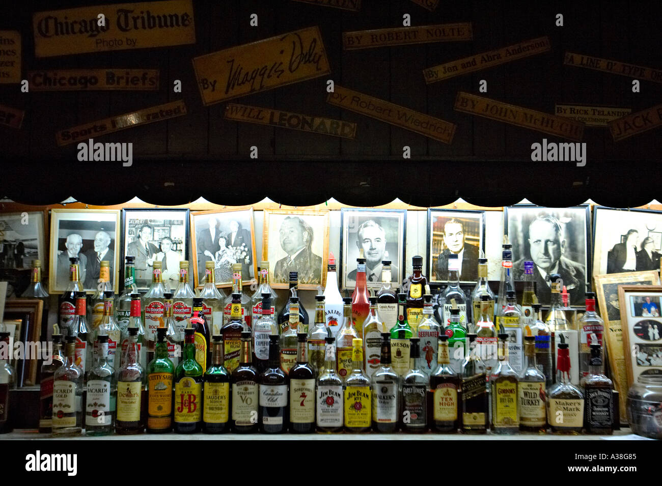 Liquor bottles behind bar hi-res stock photography and images - Alamy
