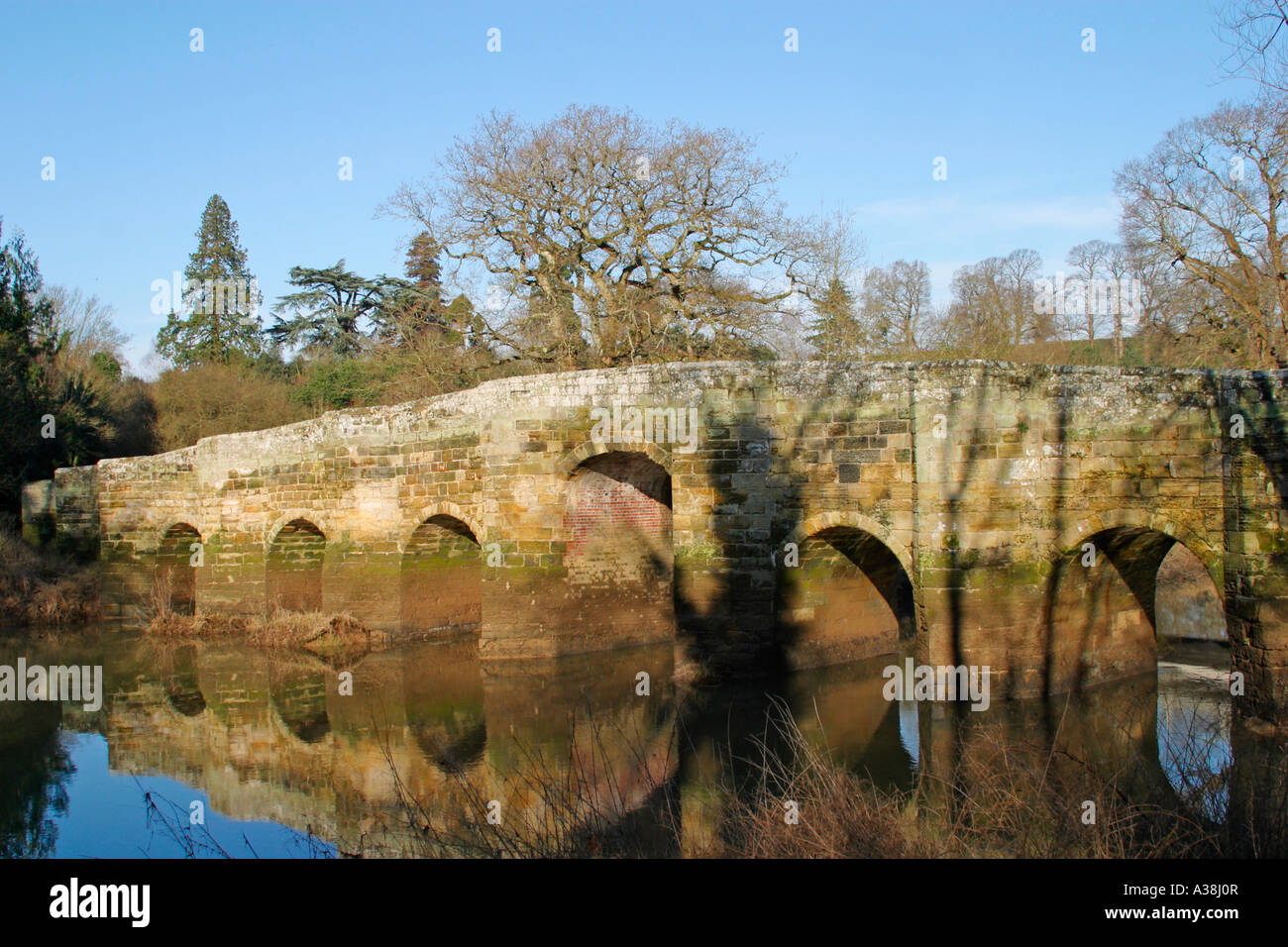 Stopham Bridge reflected in the water. River Arun, Pulborough, Sussex ...