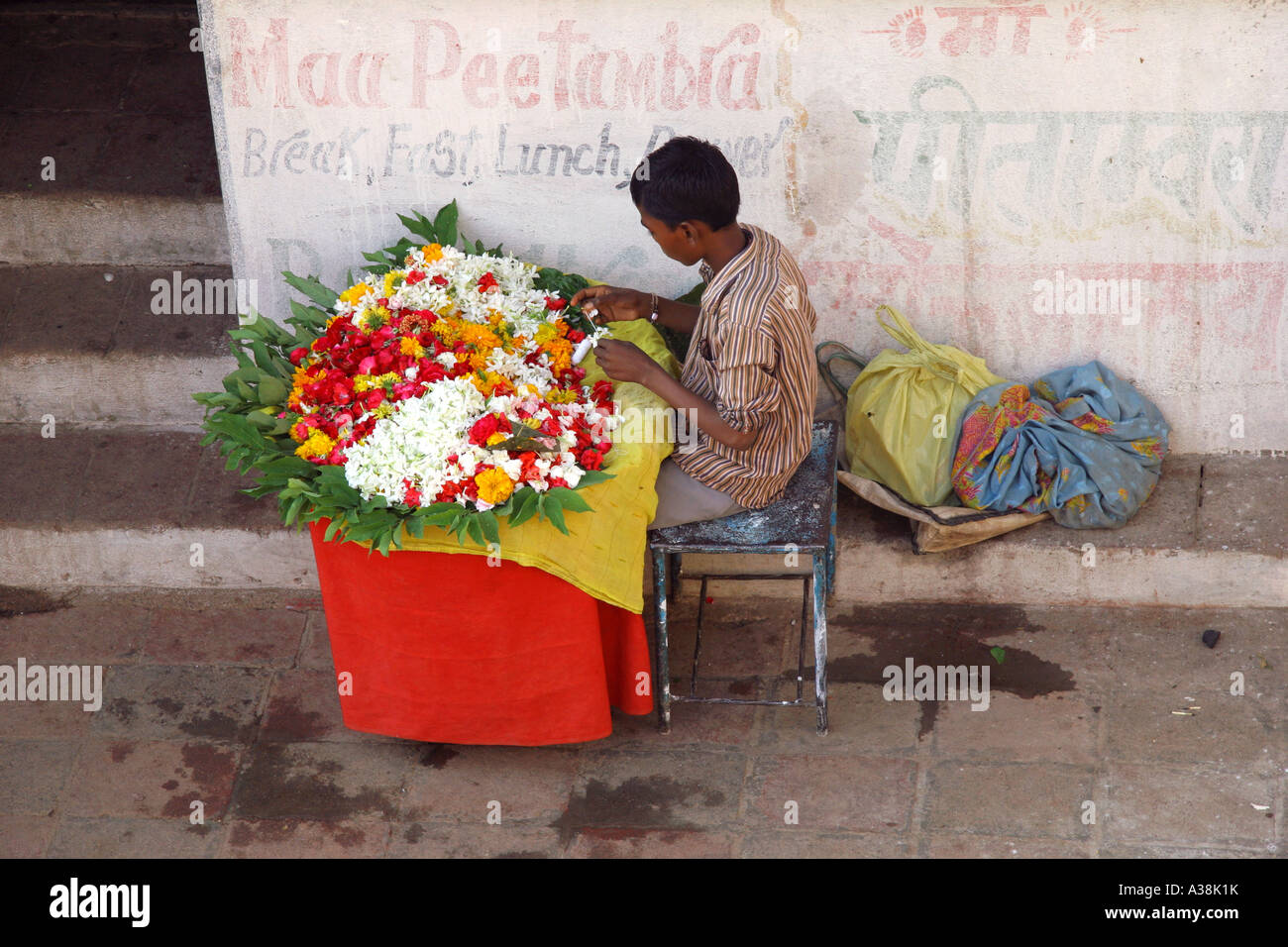 Indian boy selling flowers hi-res stock photography and images - Alamy
