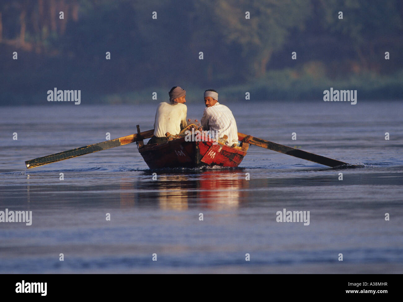 rowing boat nile river egypt Stock Photo - Alamy