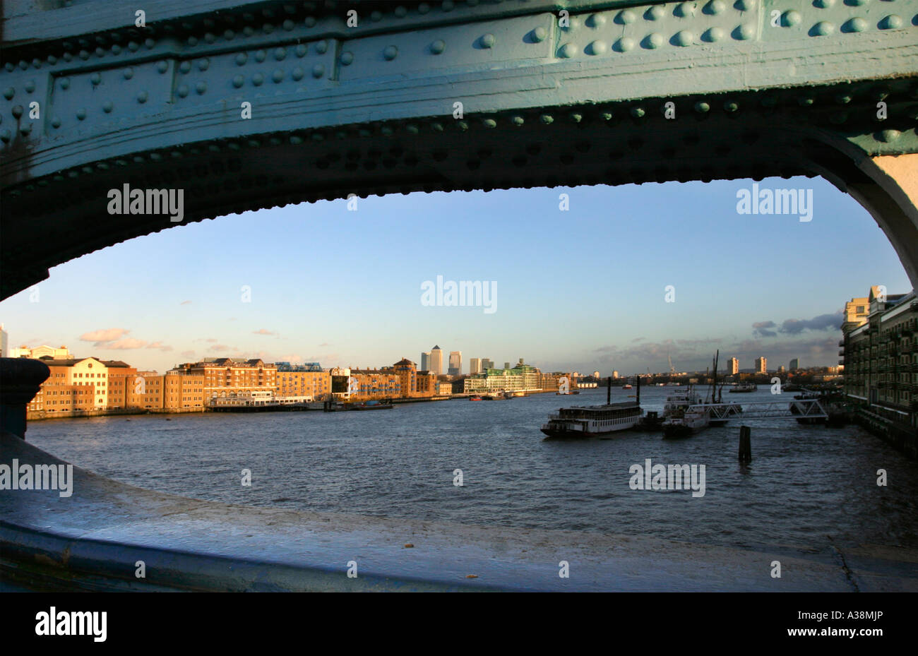 The river thames towards tower bridge hi-res stock photography and ...