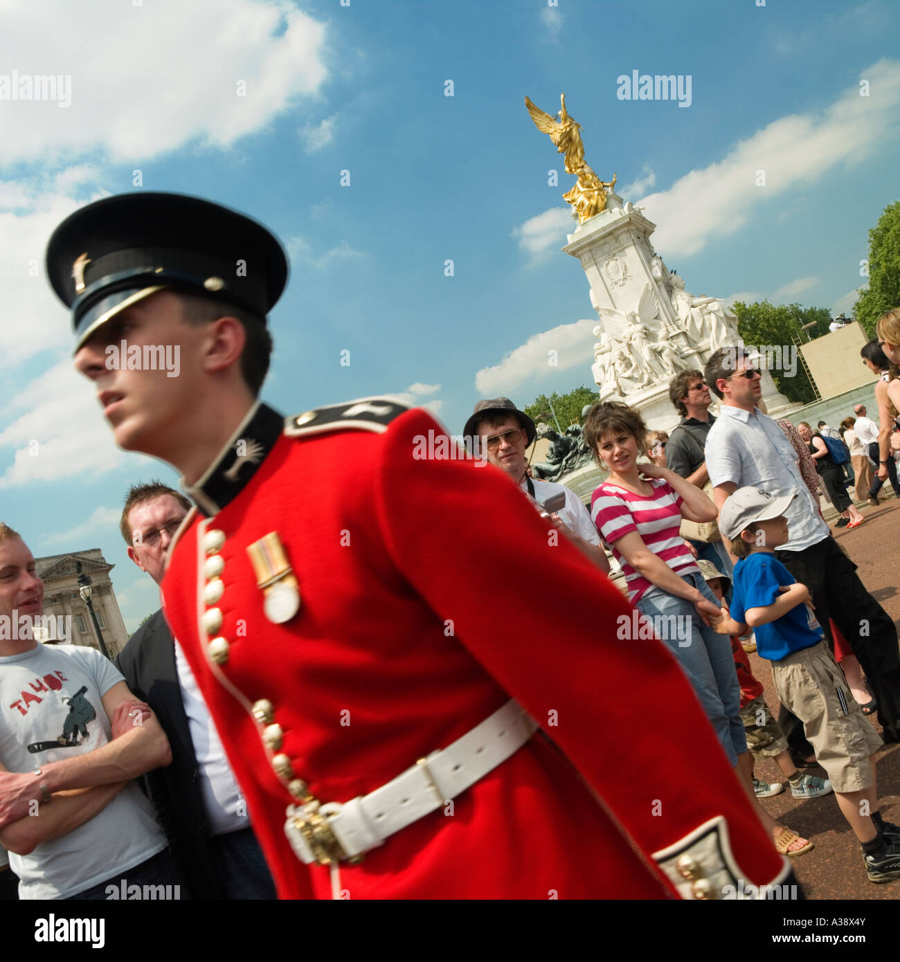 Red Coated Guardsman passing in front of Queen Victoria Monument London ...