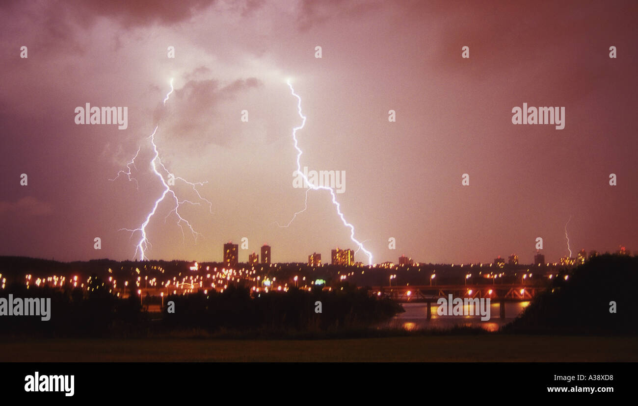 Thunder bolt lighting flash hi-res stock photography and images - Alamy