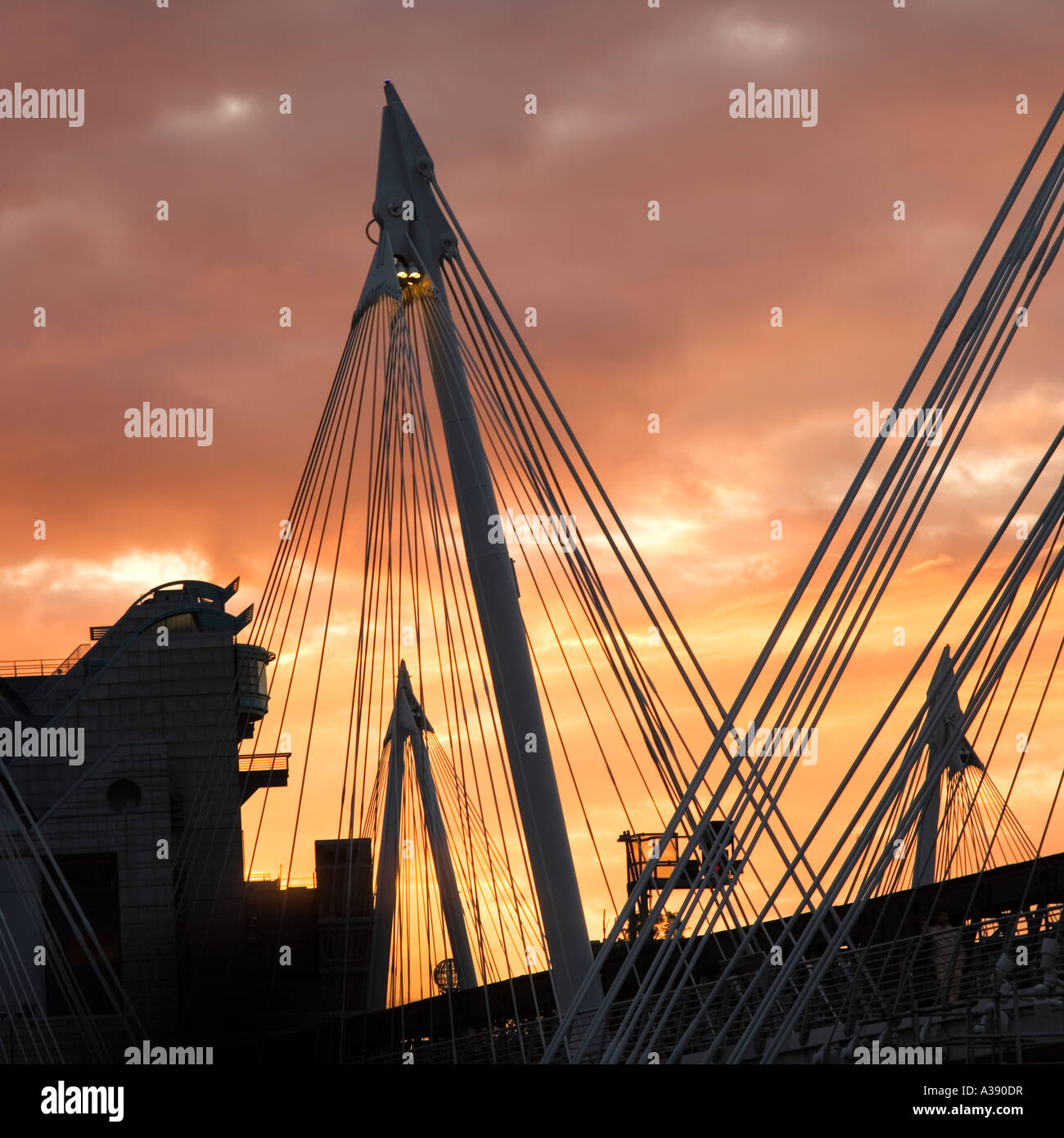 Sunset over the Hungerford and Golden Jubilee Bridges crossing the ...
