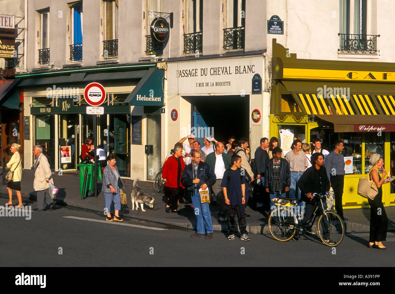 Parisienne street scene hi-res stock photography and images - Alamy