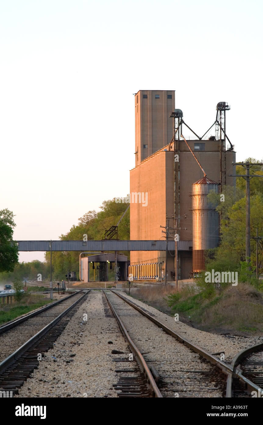 Grain elevator railroad illinois hi-res stock photography and images ...