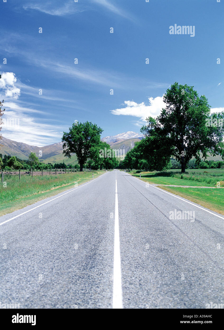 Long driveway hi-res stock photography and images - Alamy