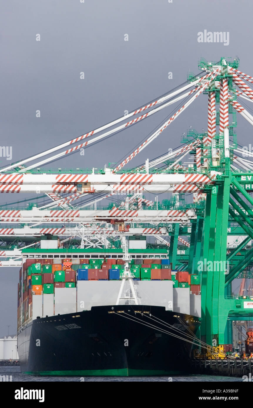 A container ship in Los Angeles harbor being loaded Stock Photo - Alamy