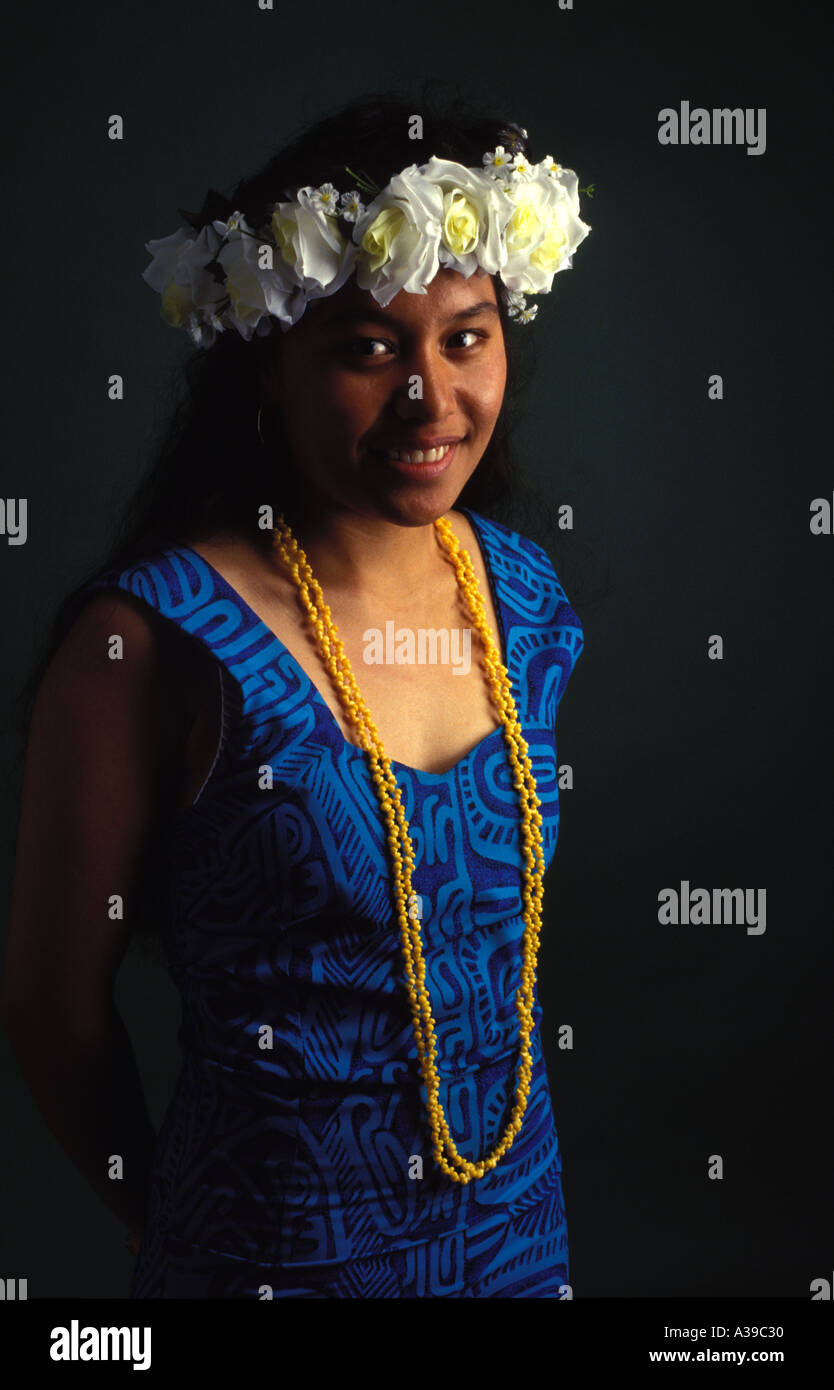Young woman young cook islander hi-res stock photography and images - Alamy