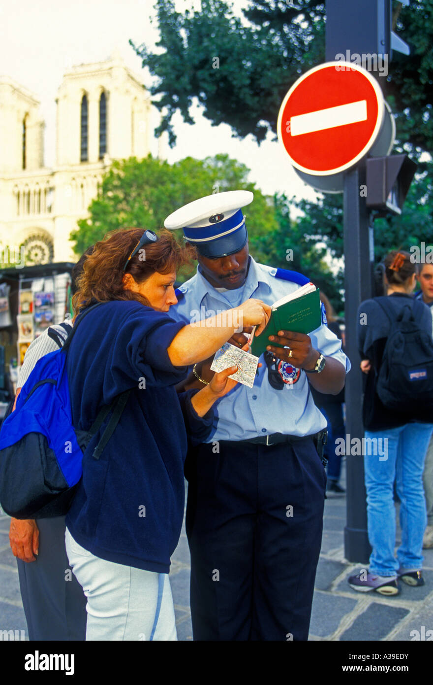Policeman giving directions hi-res stock photography and images - Alamy