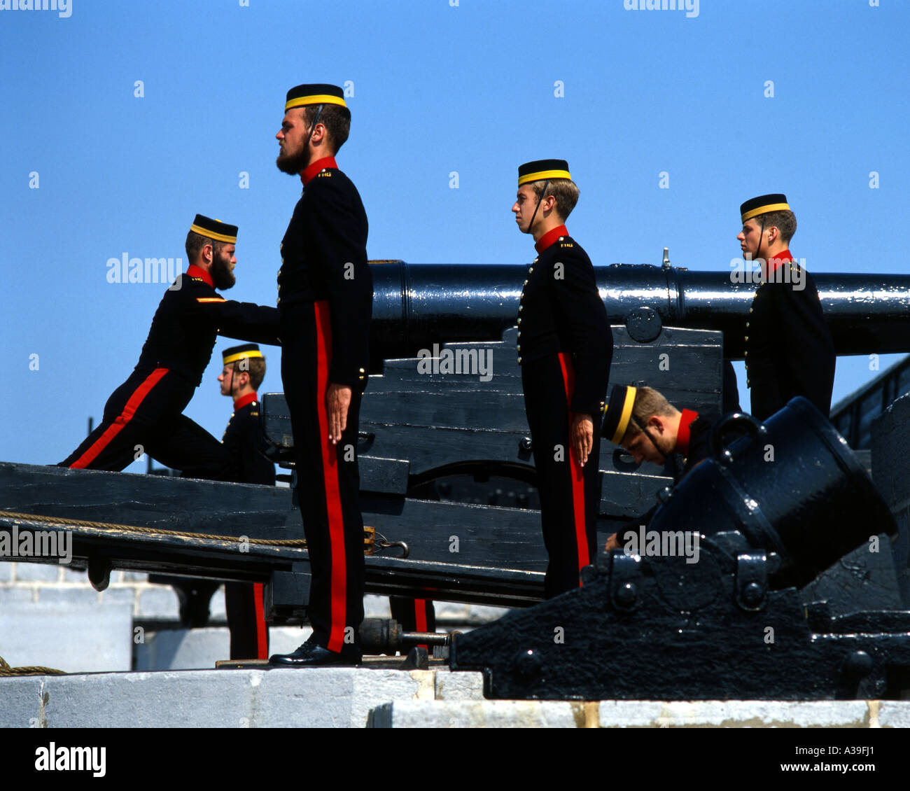 Canadian soldier salute hi-res stock photography and images - Alamy