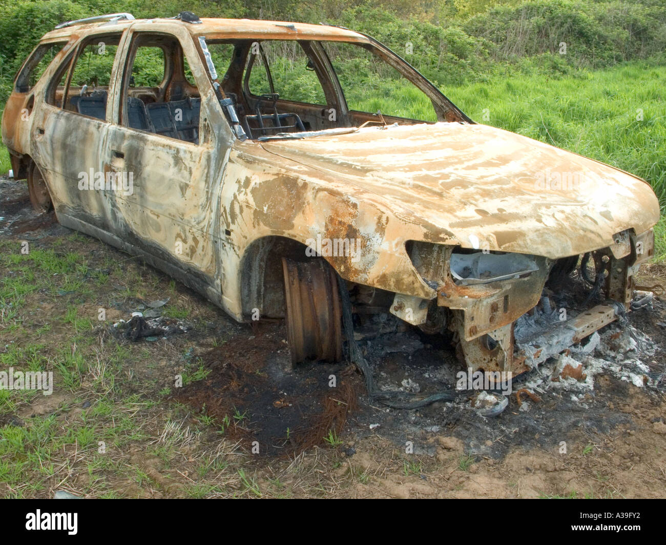burnt out car abandoned in the countryside Stock Photo - Alamy