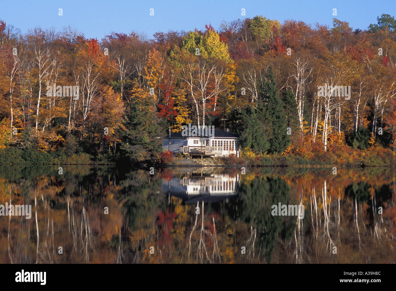 Lakeside house hi-res stock photography and images - Alamy