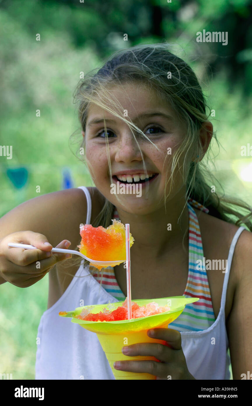 Girls eating ice lollies hi-res stock photography and images - Alamy