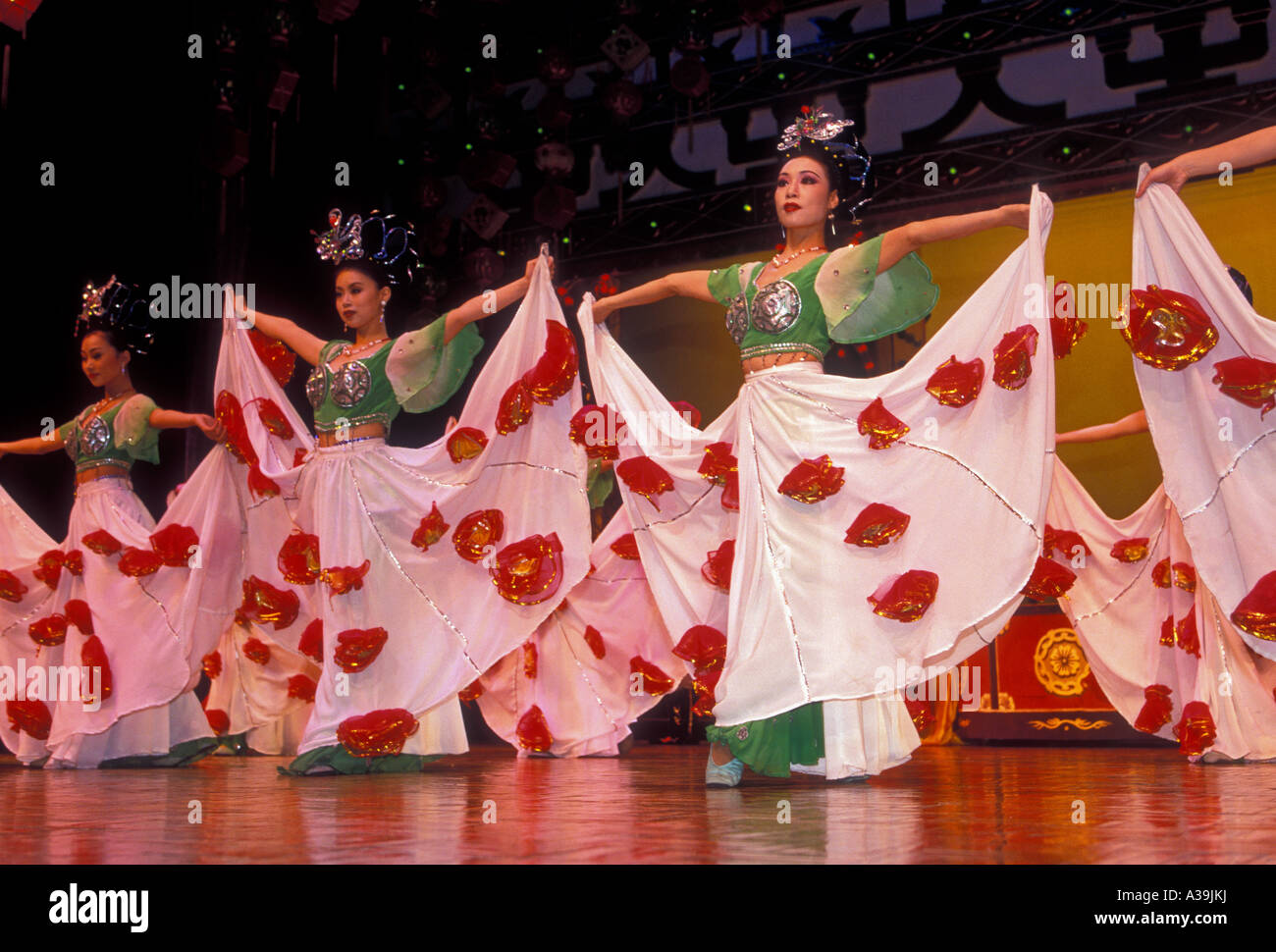 Tang dynasty music and dance show hi-res stock photography and images ...