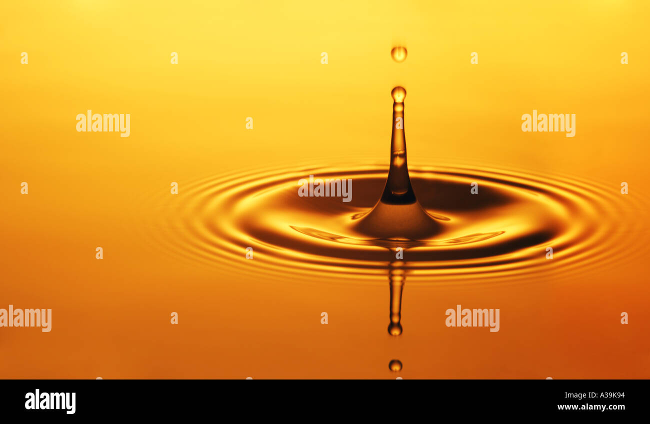 Split second drop of liquid Stock Photo - Alamy