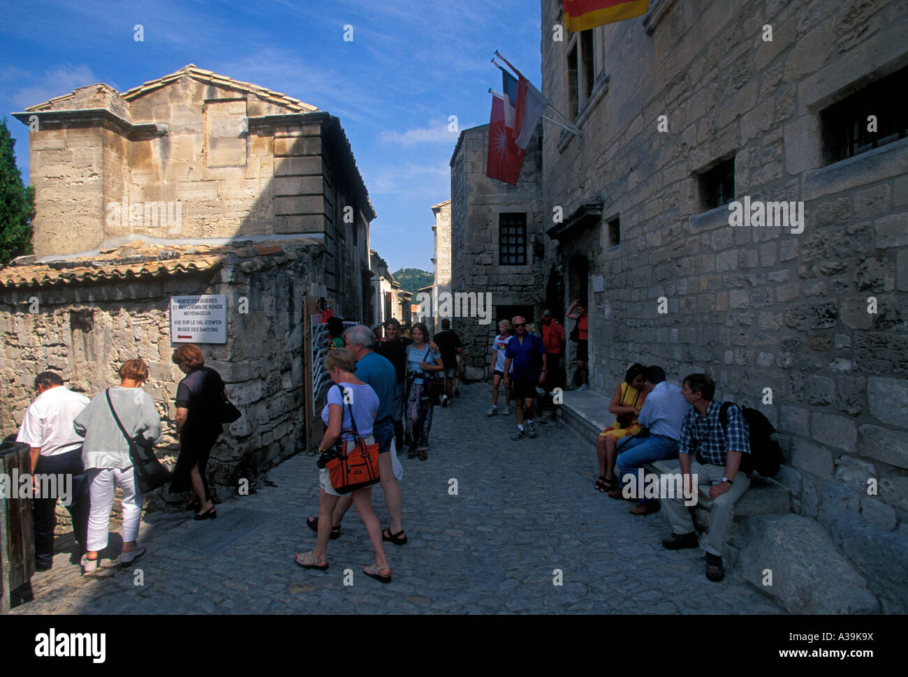 France tourists visiting french monument hi-res stock photography and ...