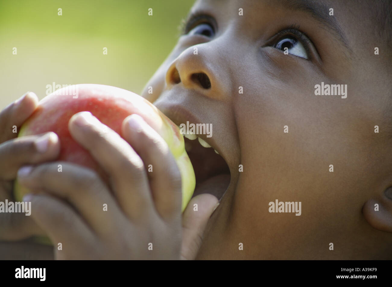 Child eating an apple Stock Photo - Alamy