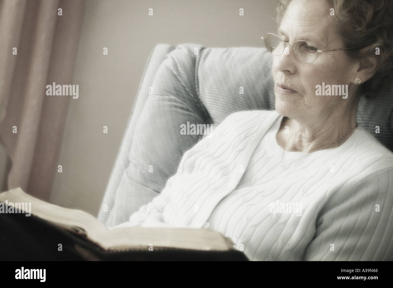 Elderly lady reading Stock Photo - Alamy