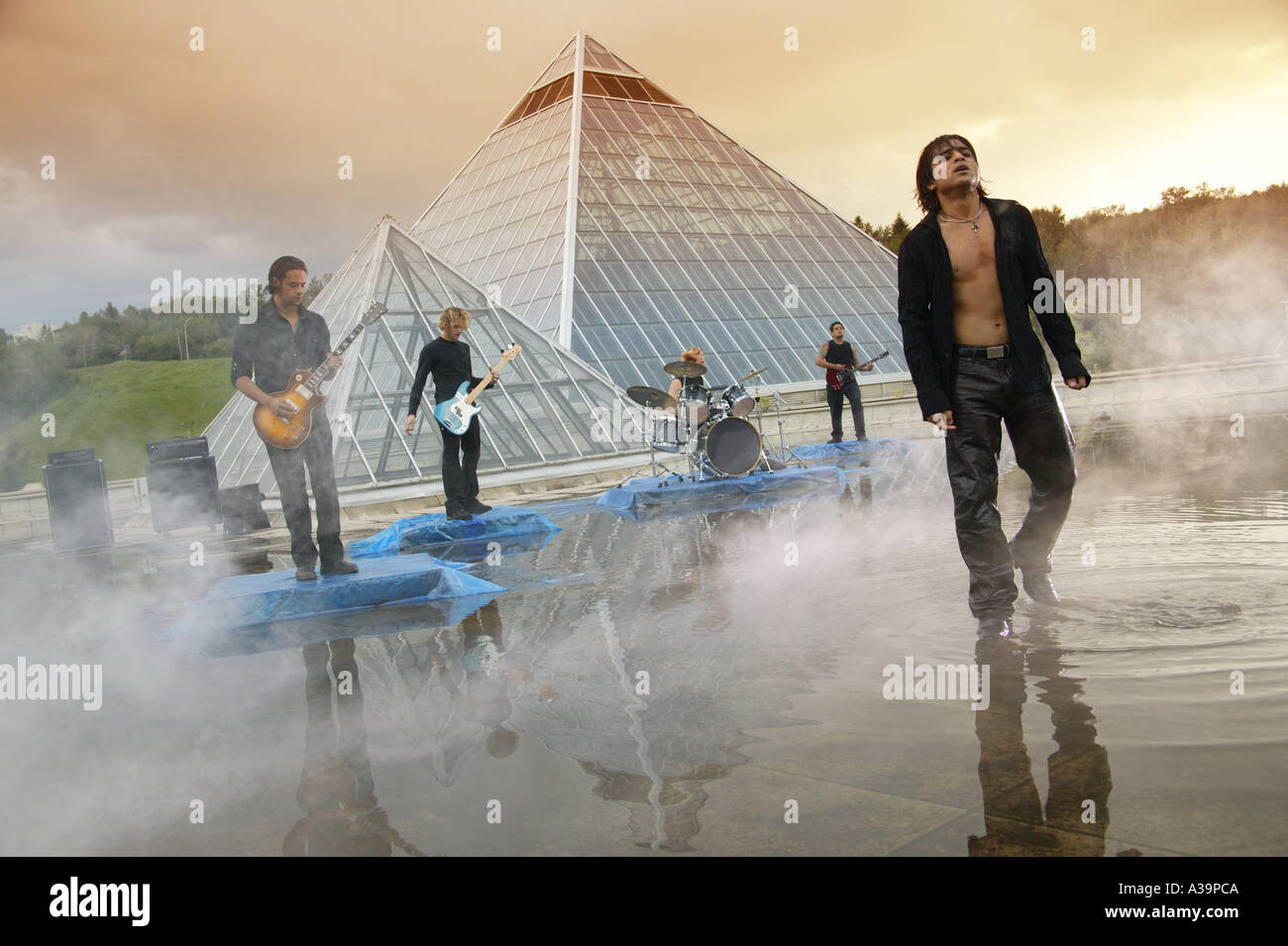 Glass pyramids hi-res stock photography and images - Alamy