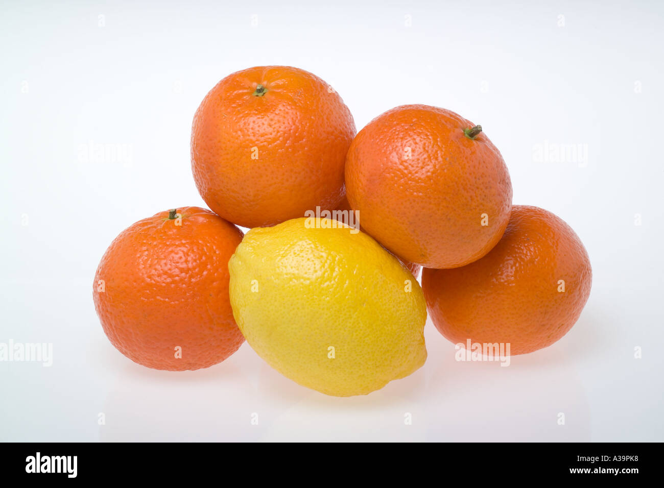 4 oranges hi-res stock photography and images - Alamy