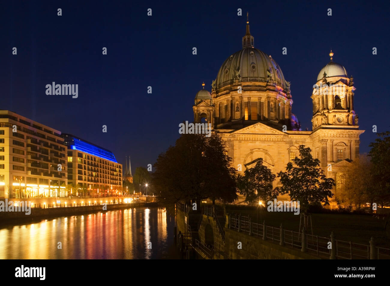 Berlin dome dome aquaree an der Spree Radison SAS Hotel river bank ...