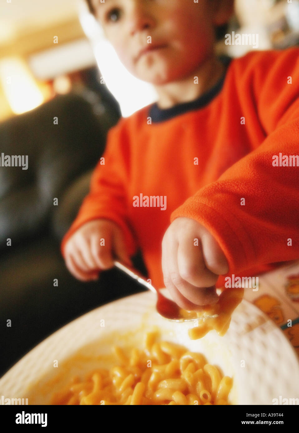 Young boy eating Stock Photo - Alamy