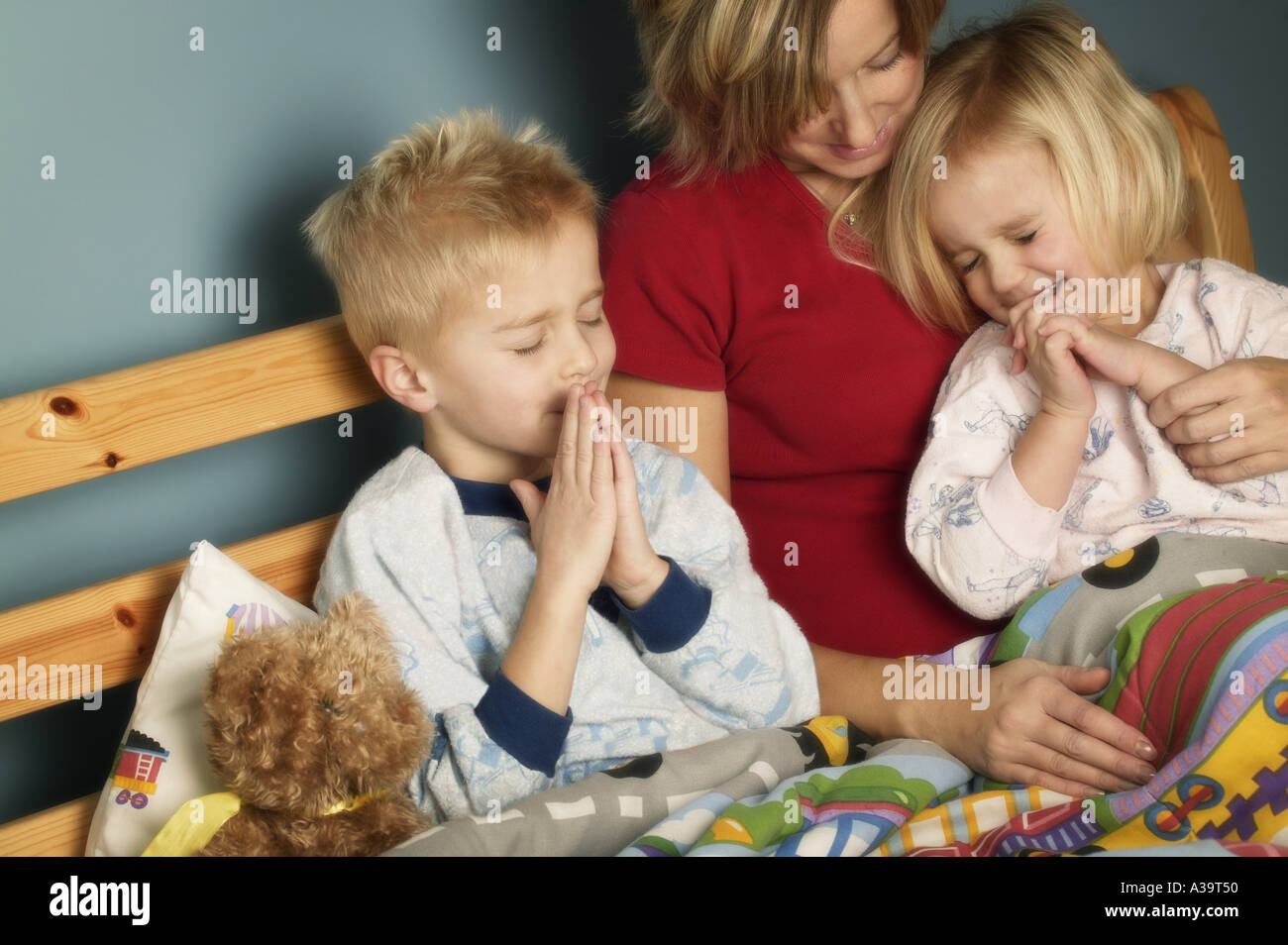 Child praying bedtime hi-res stock photography and images - Alamy