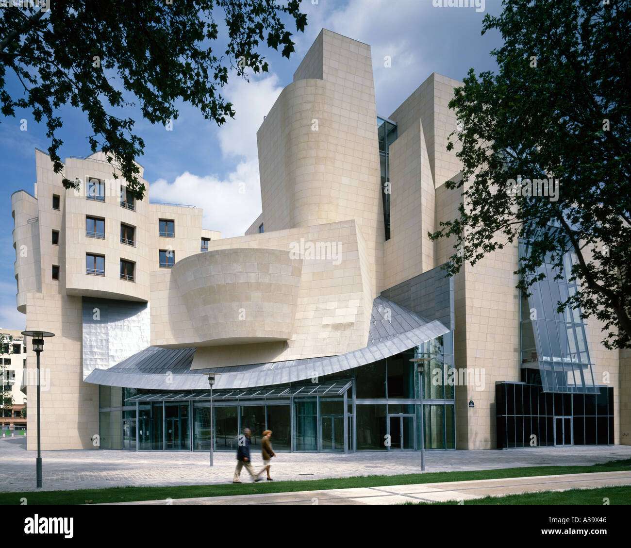 La Cinematheque Francaise, rue de Bercy, Paris 12e. Architect: Frank ...