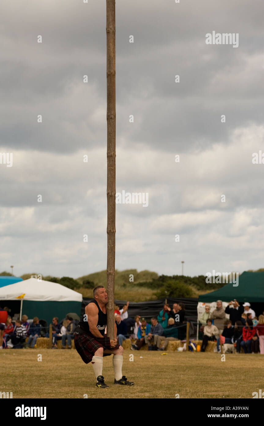 Highland games tossing the caber kilt hi-res stock photography and ...