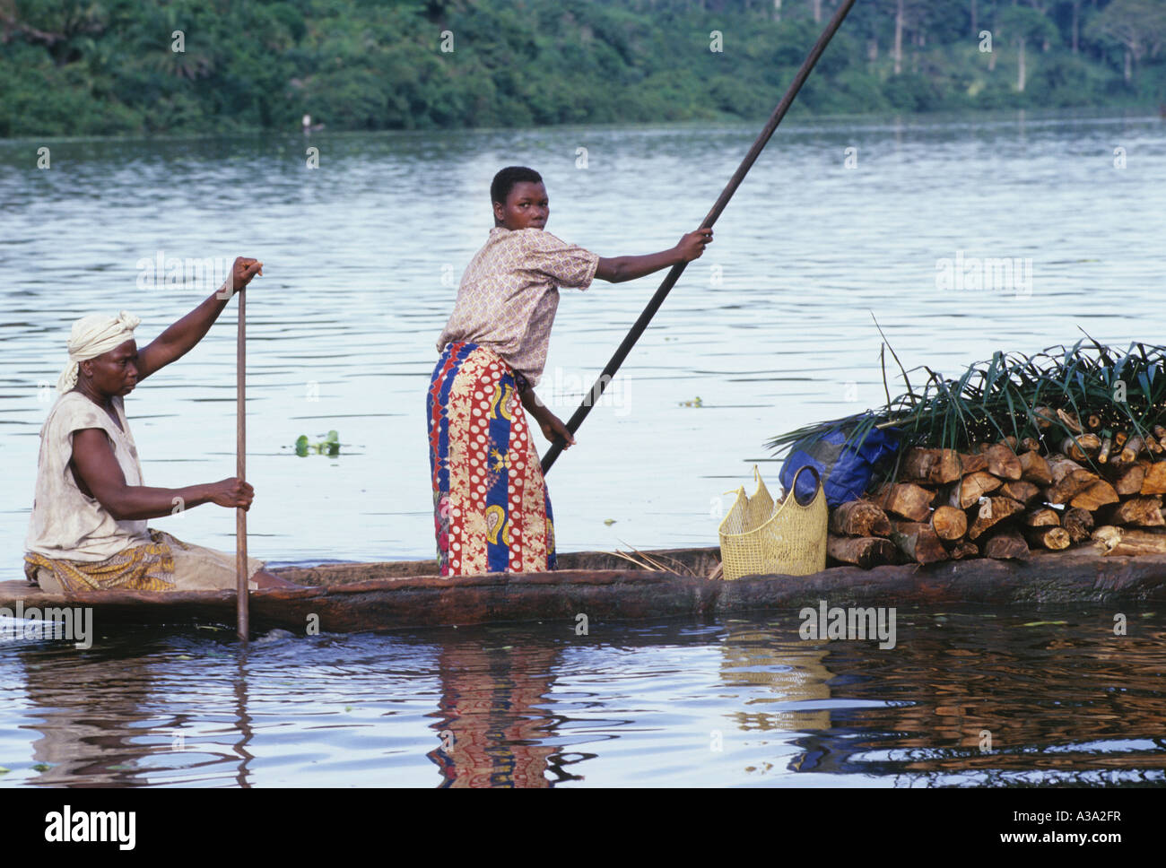 pirogue congo river Stock Photo - Alamy