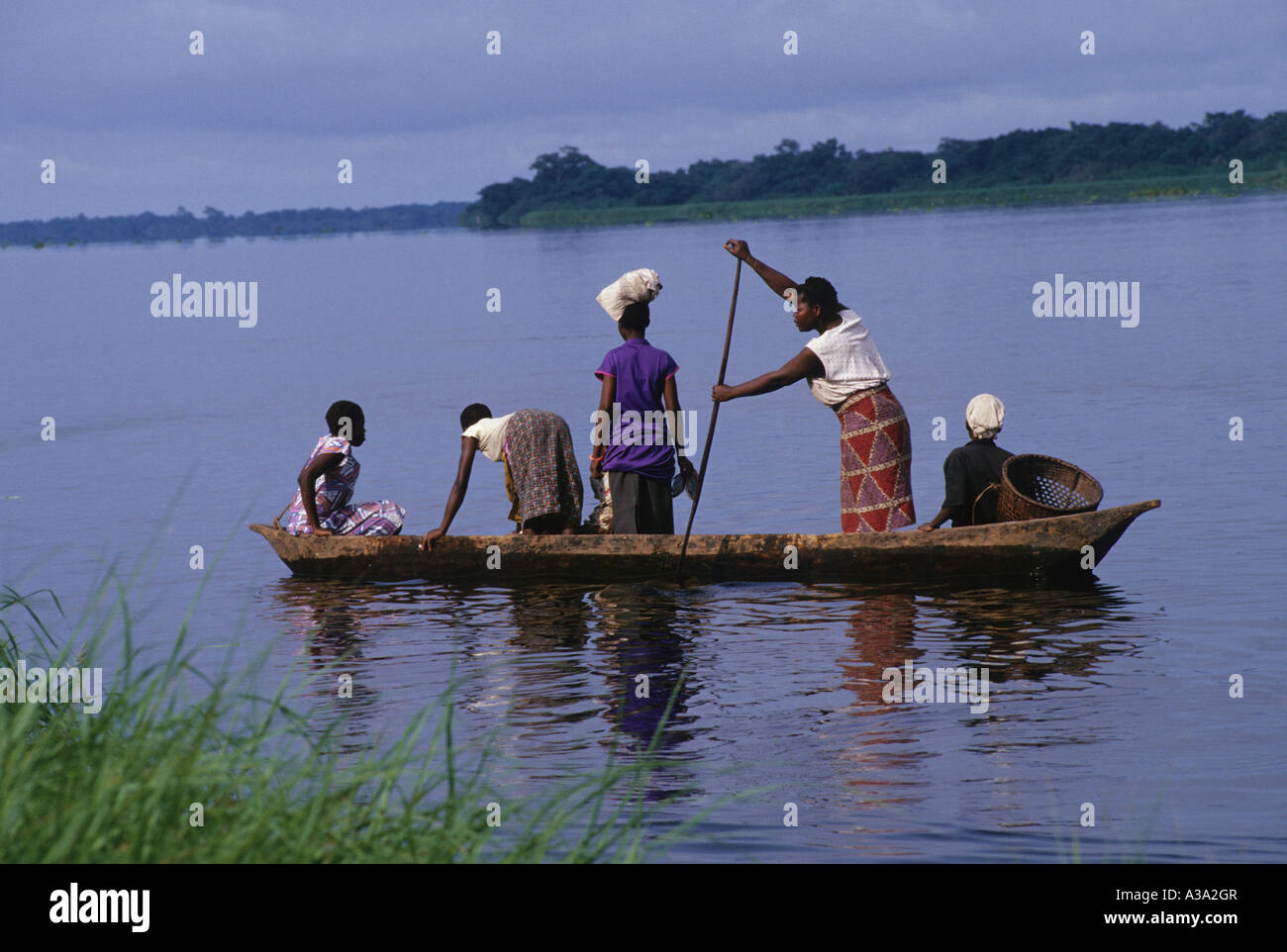 pirogue congo river Stock Photo - Alamy