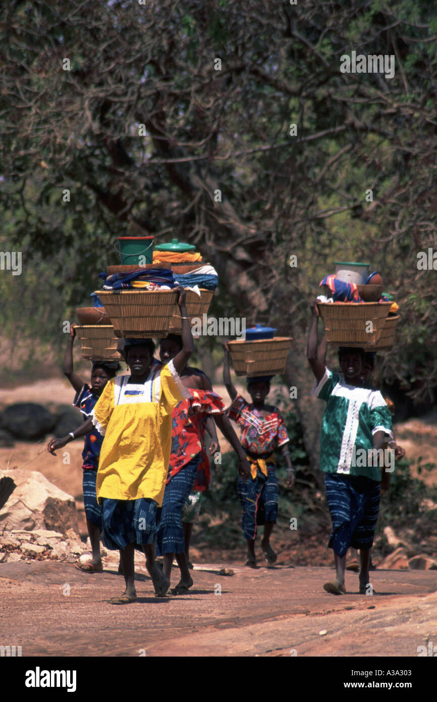 Dogon women on their way to the market Mali Stock Photo - Alamy