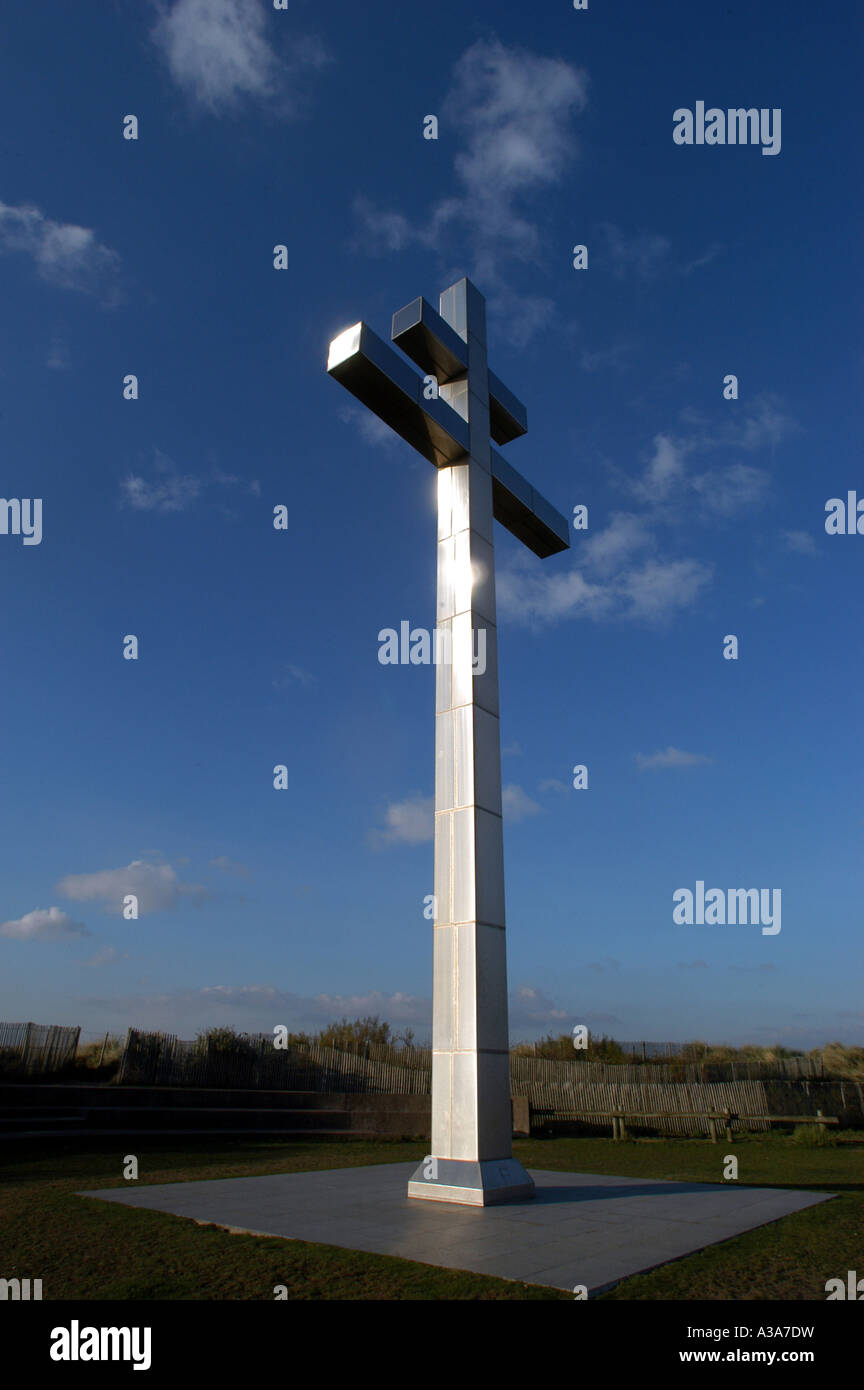Memorial cross at Juno Beach Normandy France Stock Photo - Alamy