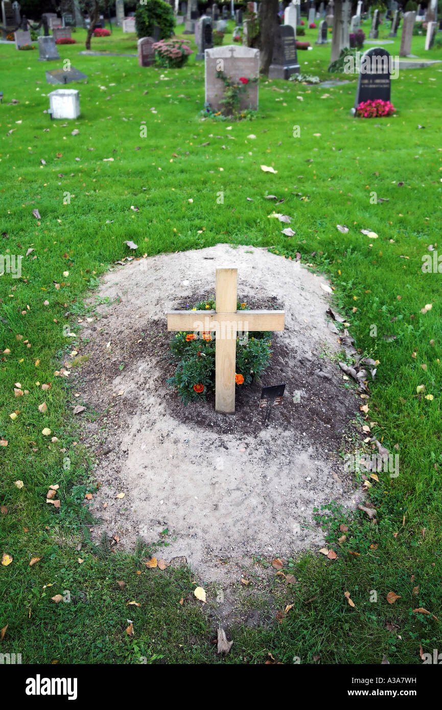 Earth grave hi-res stock photography and images - Alamy