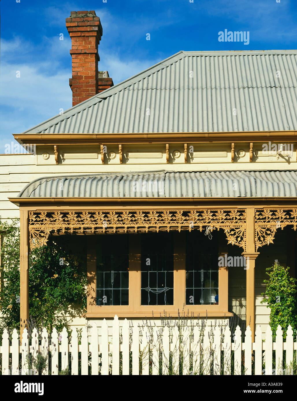 Colonial style clapboard house hi-res stock photography and images - Alamy