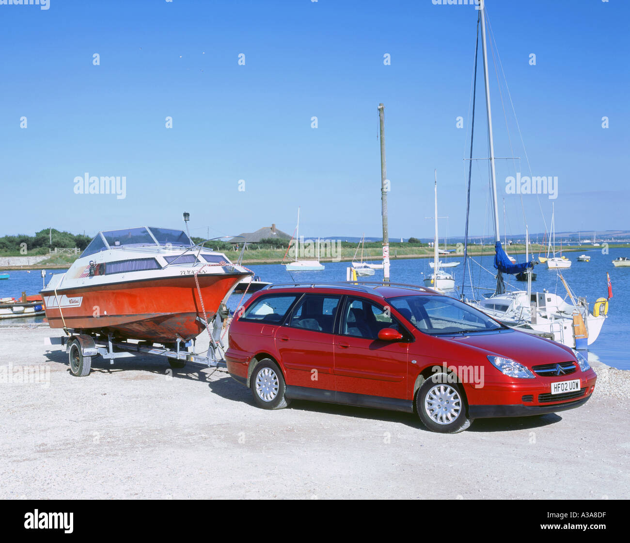 Towing boat hi-res stock photography and images - Alamy
