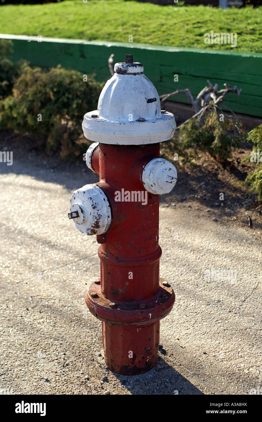 fire hydrant red white Stock Photo - Alamy