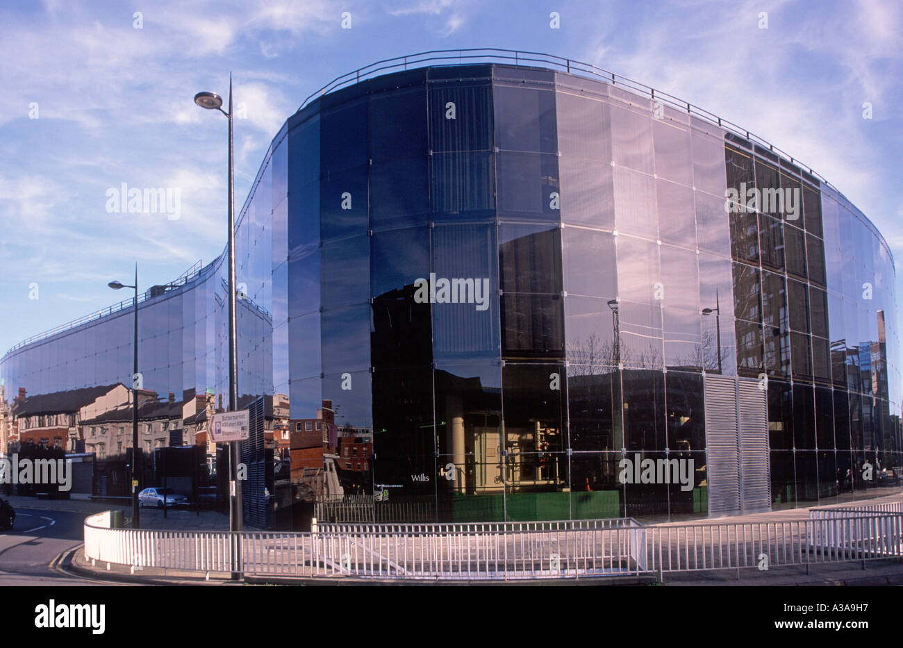 Reflective city willis building hi-res stock photography and images - Alamy