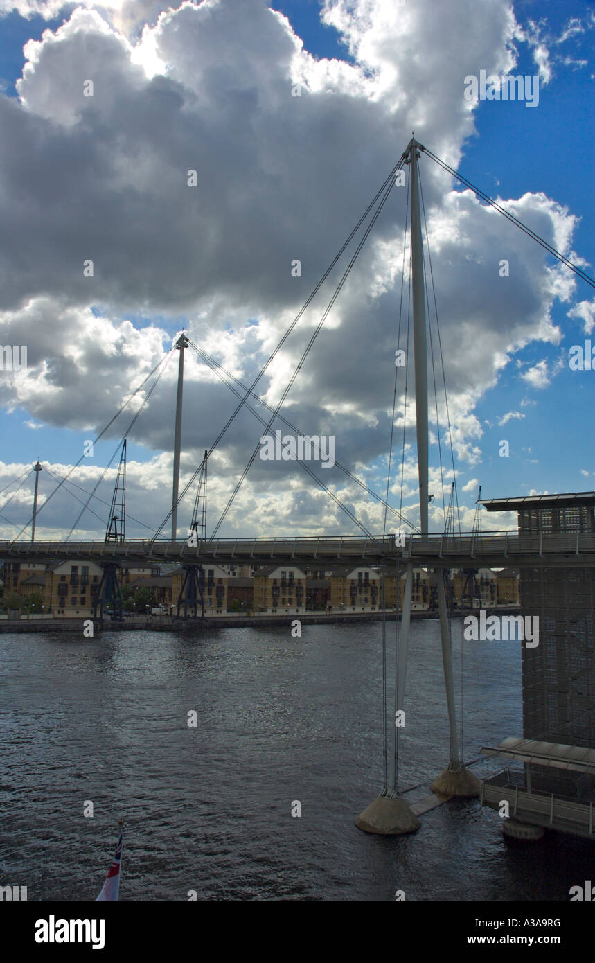 Footbridge over albert Dock in London Docklands Stock Photo - Alamy